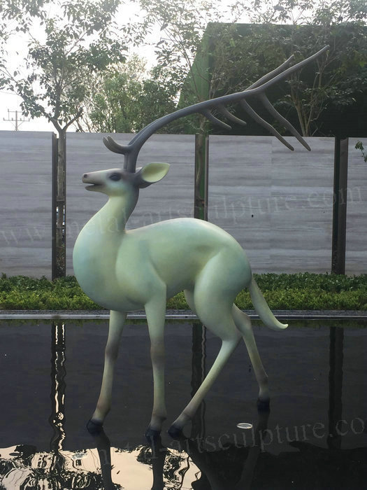 Handmade Painted Stainless Steel Sculpture Deer Shaped For Zoo Decoration