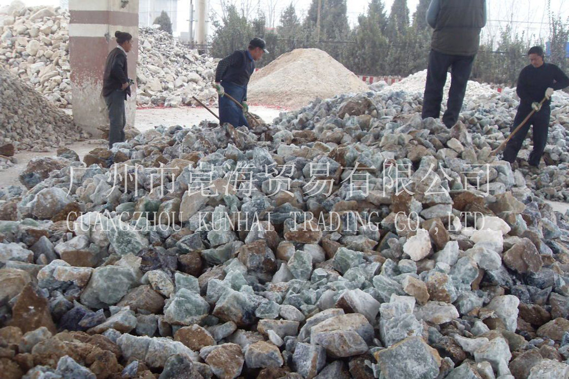 Terrones puros de la fluorina de CaF2 el 90%, cemento que hace el mineral del fluorito