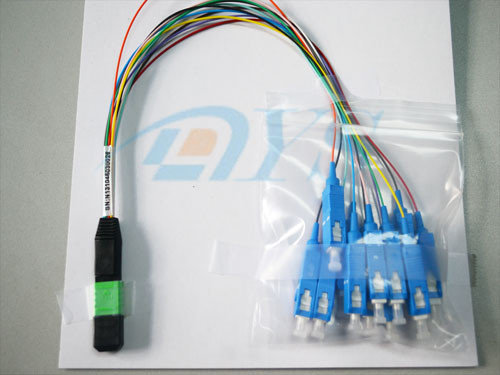 Corde de correction optique bleue de fibre de MPO FTTX avec les olives en céramique