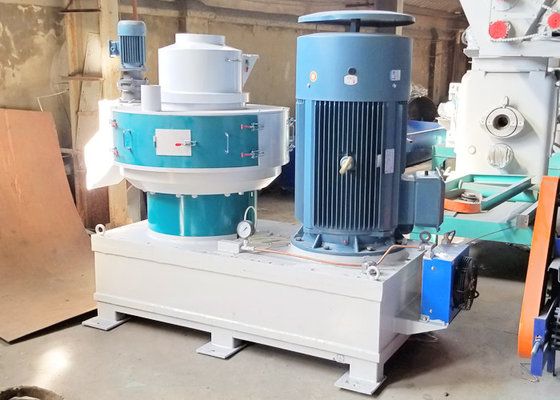 Ring Die Vertical Pellet Mill Machine With 6mm / 8mm / 10mm Pellets Diameter