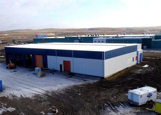 Painting Steel Warehouse Buildings / Wind Resistant Steel Frame Warehouse Construction