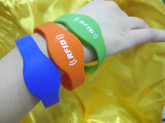 プールのための 65mm - 74mm の直径が付いている RFID プラスチックによって印刷される TYVEK のバンド