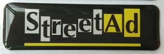 StreetAd は 60MM x 18MM のプラスチック シールの装飾をエポキシ樹脂で接着します