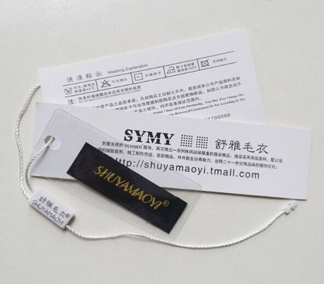 絹のリボンのひもと個人化なる T シャツによって印刷されるこつの札