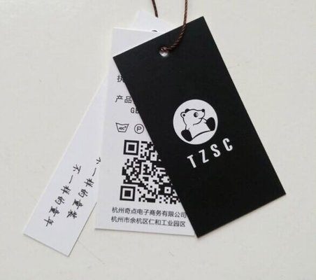 絹のリボンのひもと個人化なる T シャツによって印刷されるこつの札