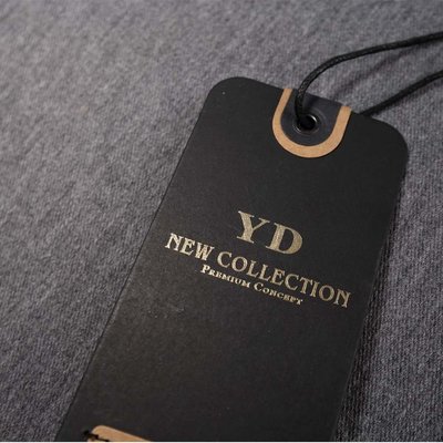 熱い押す衣類のこつは黒い Cardboad のペーパー Cottom ロープ アイレットに付けます