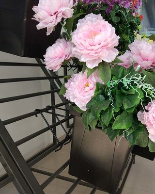 Mobile Flower Display 100kg Loading Capacity With Vases And Shelf