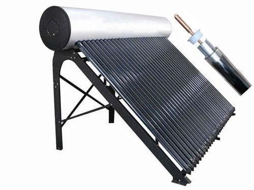 Integrated pressurized solar hot water heater with heat pipe