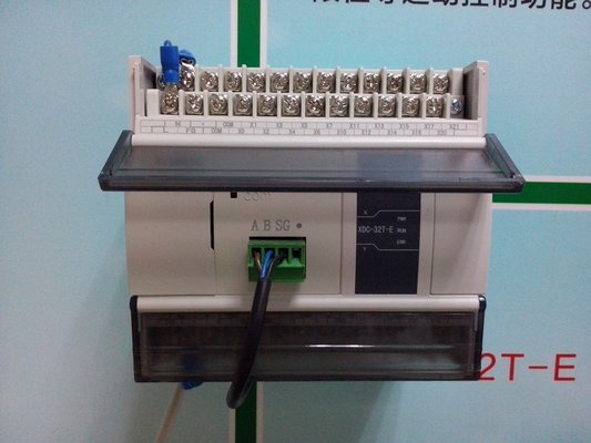Salida industrial XC3, alto rendimiento del transistor de Omron del regulador del PLC
