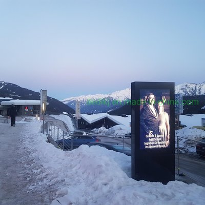 Customized Different Size Network Player Waterproof LCD Totem Outdoor with Roof Cover