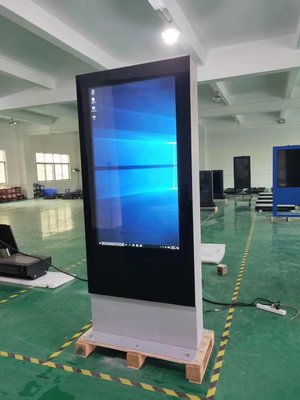 IP65는 높은 광도 LCD 디스플레이 65&quot;를 원격 제어 옥외 LCD 토템 방수 처리합니다