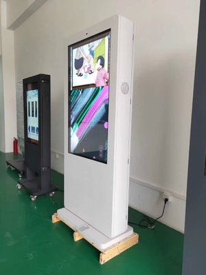 55 원격 제어를 가진 인치 옥외 LCD 디지털 방식으로 Signage 전기 용량 접촉 IP65