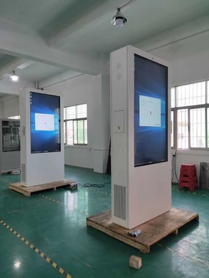 터치스크린 옥외 LCD 디지털 방식으로 Signage 반대로 도둑질은 75 인치 AC 110-230V를 방수 처리합니다