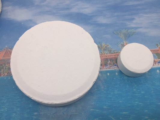 Las sustancias químicas blancas TCCA 90 de la piscina hacen tabletas el paquete de la O.N.U 2880 en el tambor 50KG