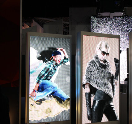 R2.5  Stage  LED Screen 256 grade Brightness Calibration 35kg/㎡Super Light Portable Die-casting Cabinet
