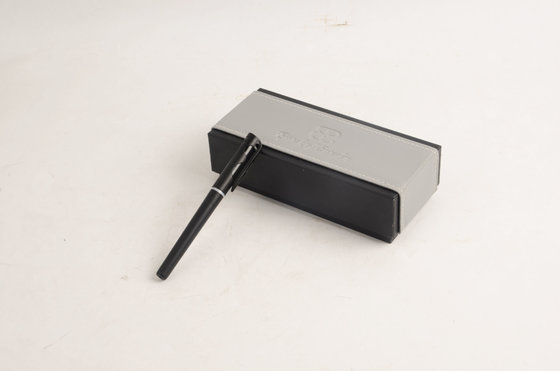 Logotipo grabado en relieve que imprime la caja de empaquetado de la pluma del cuero de la PU para el diseño modificado para requisitos particulares hombres