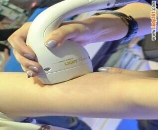 Vertical Laser Hair Removal Machine , Laser Removal Machine Micro Channel Cooling